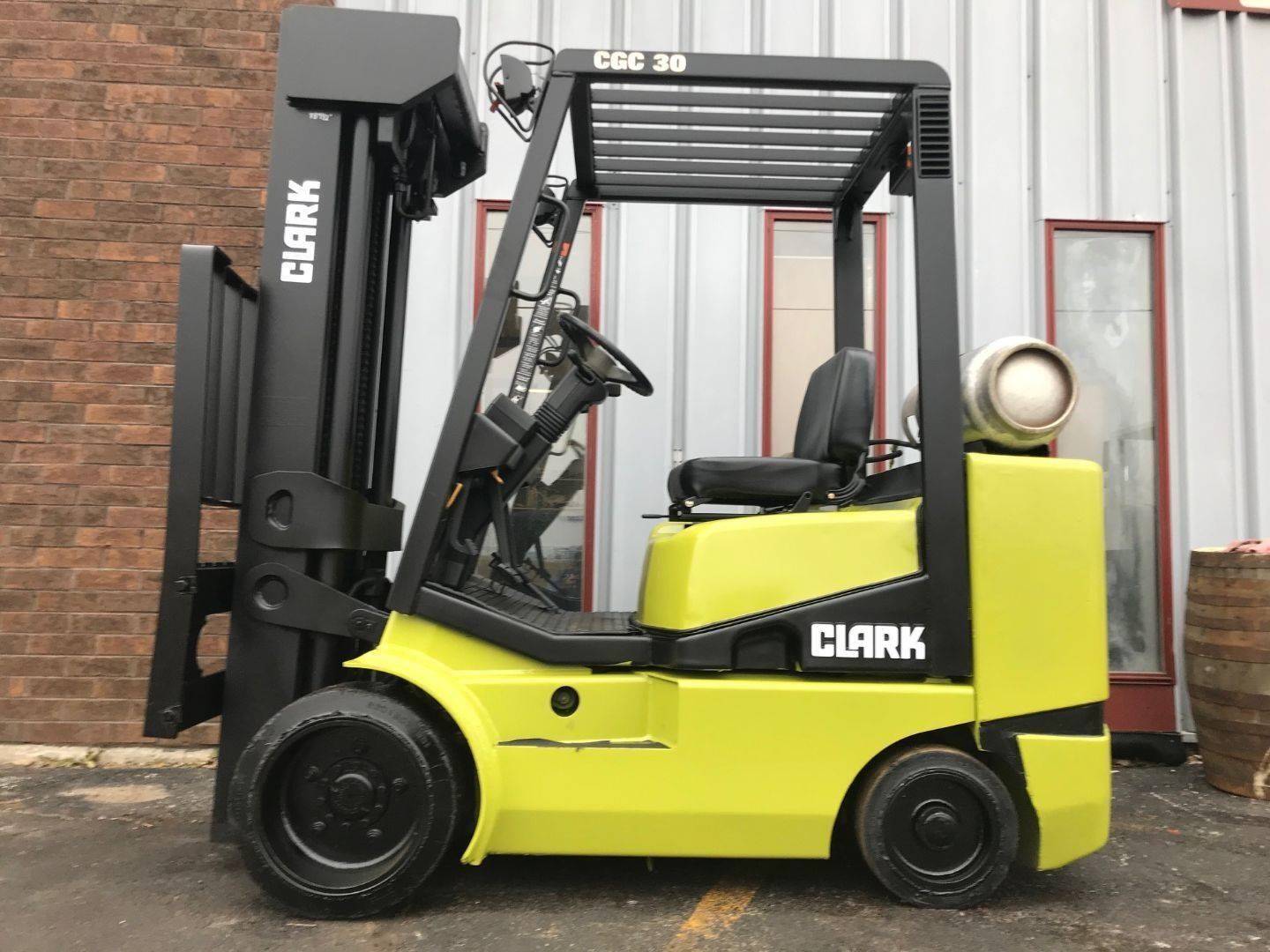 2000 LP Gas Clark CGC30 Cushion Tire 4 Wheel Sit Down (Indoor Warehouse)