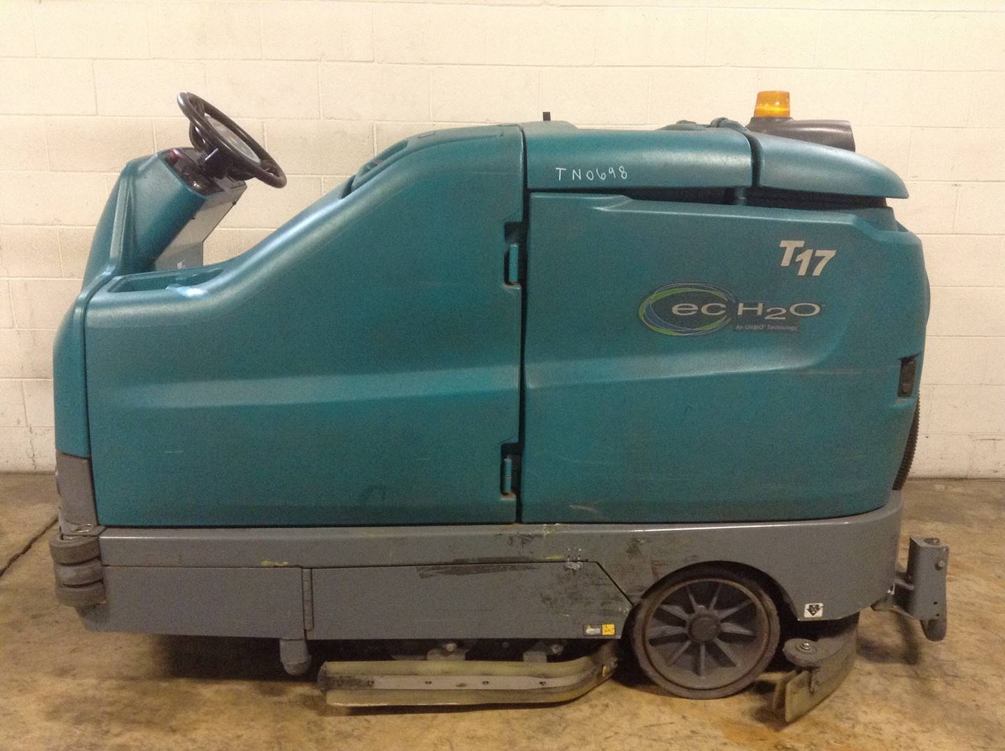 2015 Electric Tennant T17 Rider Scrubbers