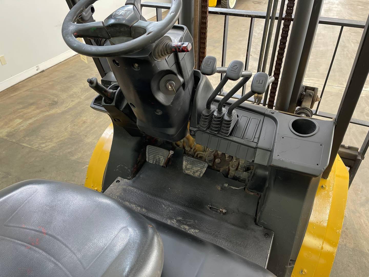 2005 Diesel Cat P6000 Pneumatic Tire 4 Wheel Sit Down