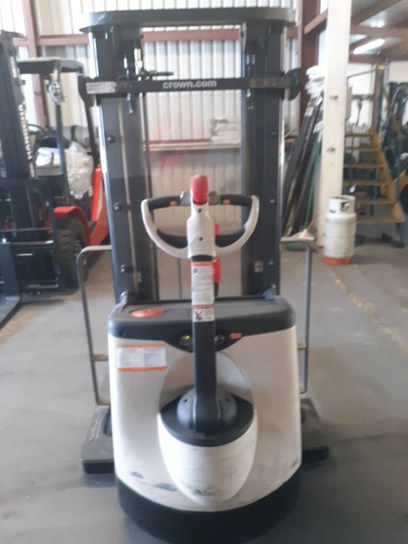 2009 Electric Crown ST3000-20 Electric Walkie Straddle Stacker