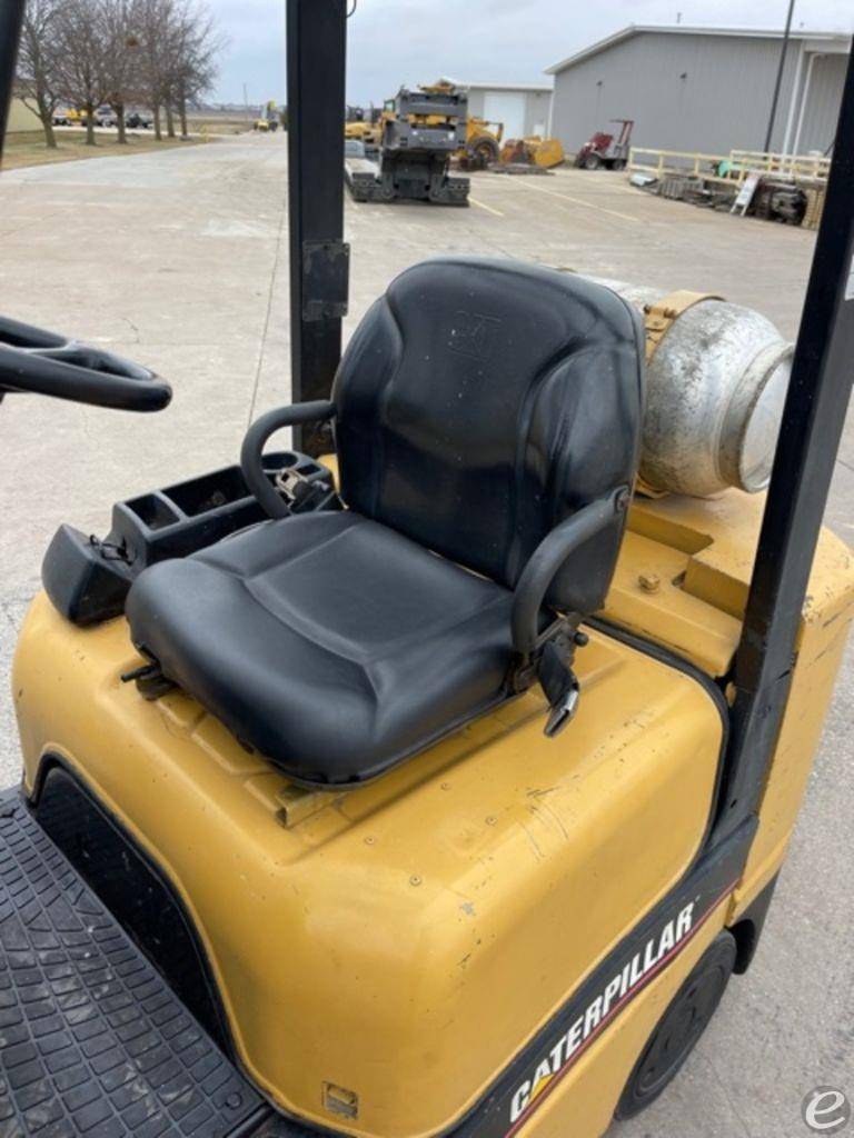 2001 LP Gas Cat GC25K Cushion Tire 4 Wheel Sit Down (Indoor Warehouse)