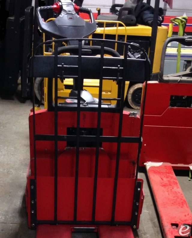 Electric Raymond 8400 Electric Walkie Pallet Jack