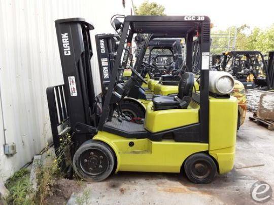 1997 LP Gas Clark CGC30 Cushion Tire 4 Wheel Sit Down (Indoor Warehouse)