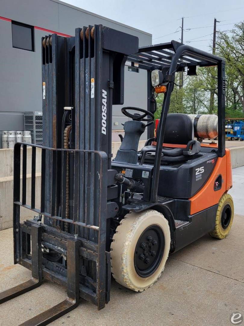 2014 Dual Fuel Doosan G25E-5 Pneumatic Tire 4 Wheel Sit Down