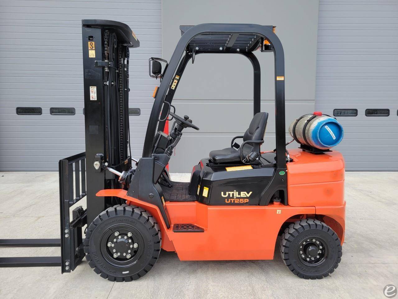 2015 Dual Fuel UTILEV UT25P Pneumatic Tire 4 Wheel Sit Down