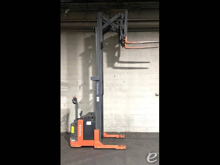 2010 Electric Toyota Electric Walkie Straddle Stacker Reach | Eliftruck