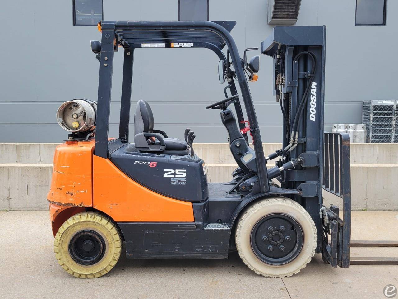 2014 Dual Fuel Doosan G25E-5 Pneumatic Tire 4 Wheel Sit Down