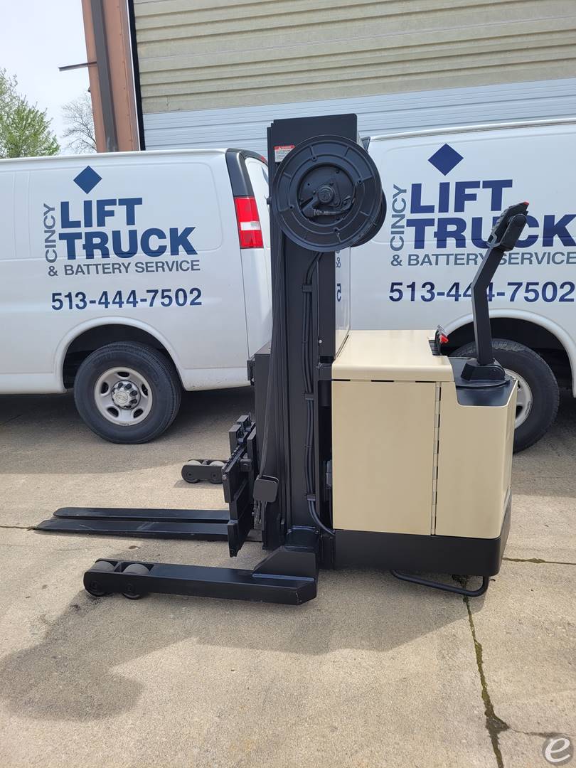 2001 Electric Crown 30WRTT Electric Walkie Straddle Stacker