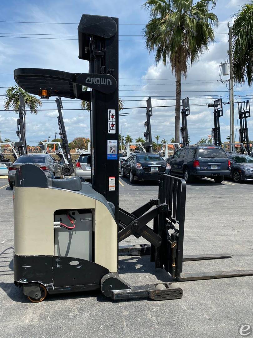 2009 Electric Crown RR5220-35 Electric Narrow Aisle Single Reach