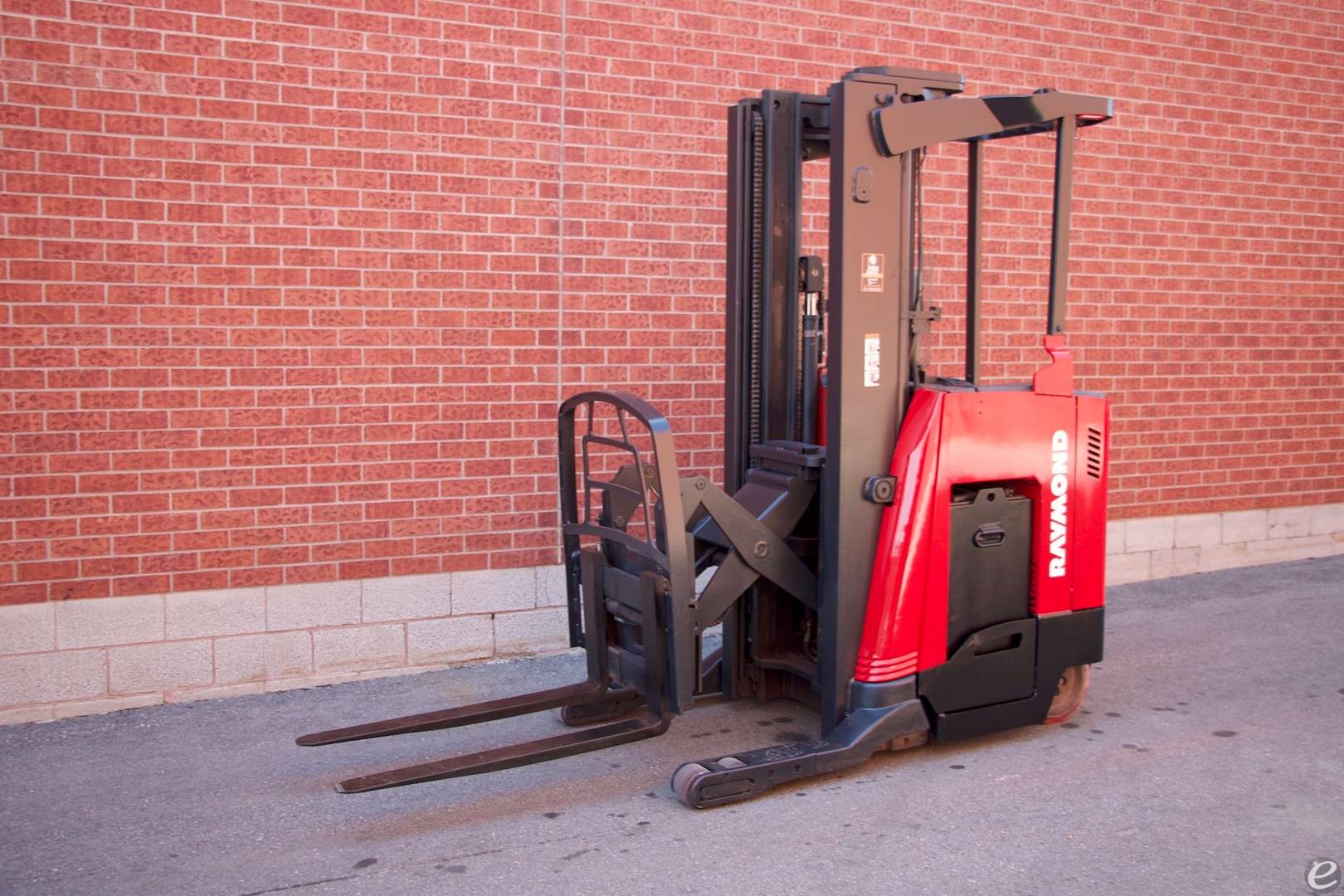 2016 Electric Raymond EASI-R40TT Electric Narrow Aisle Single Reach