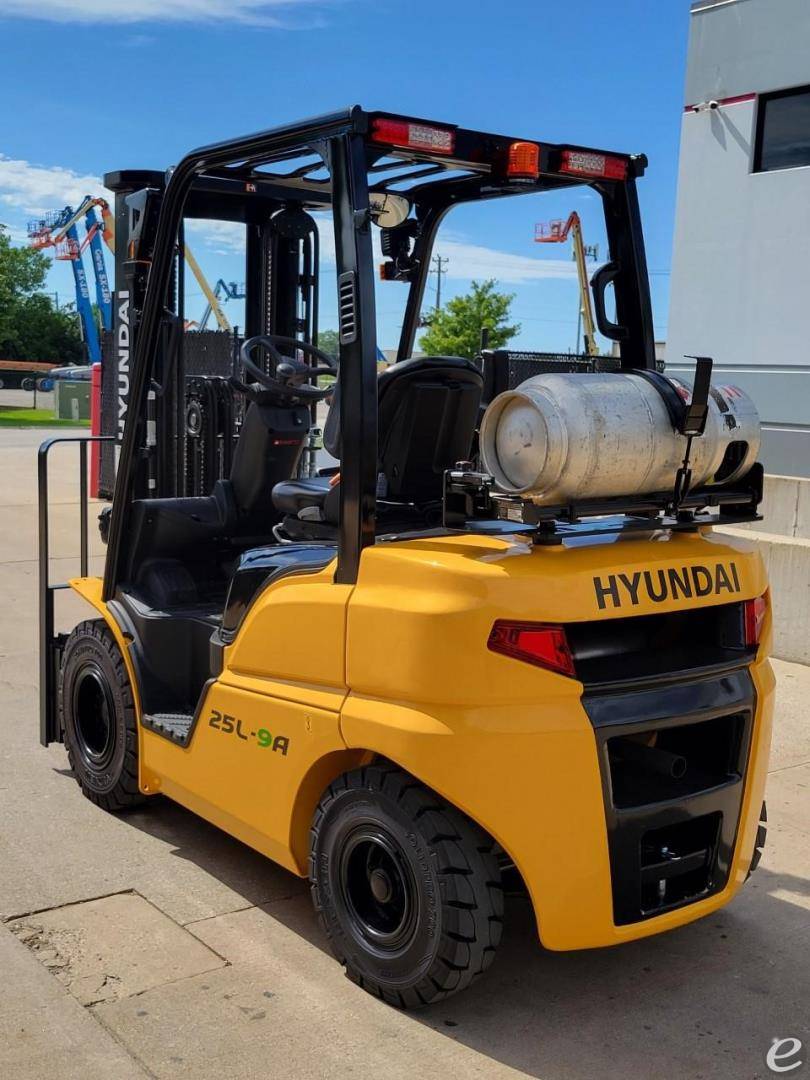 2022 LP Gas Hyundai 25L-9A Pneumatic Tire 4 Wheel Sit Down