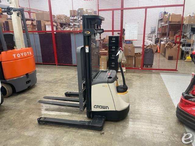 2015 Electric Crown Electric Walkie Straddle Stacker | Eliftruck