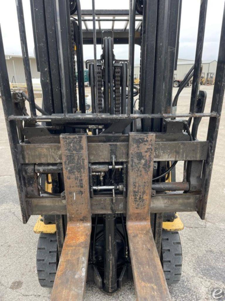 2001 LP Gas Cat GC25K Cushion Tire 4 Wheel Sit Down (Indoor Warehouse)