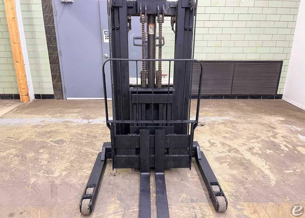 2005 Electric Crown 30WRTT Electric Walkie Straddle Stacker Reach