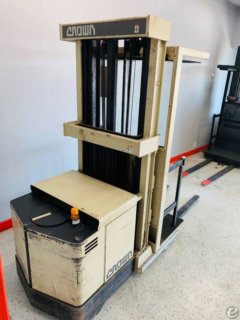 Electric Crown Electric Order Picker | Eliftruck