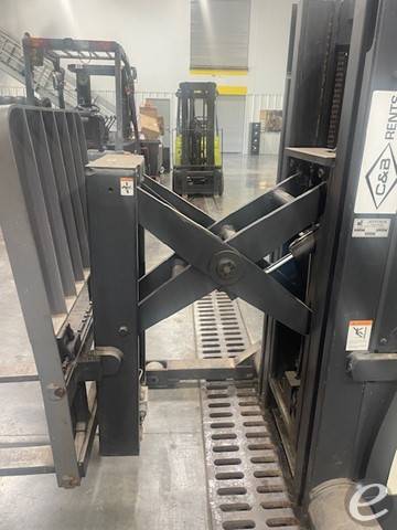 2012 Electric Crown Electric Walkie Straddle Stacker Reach | Eliftruck