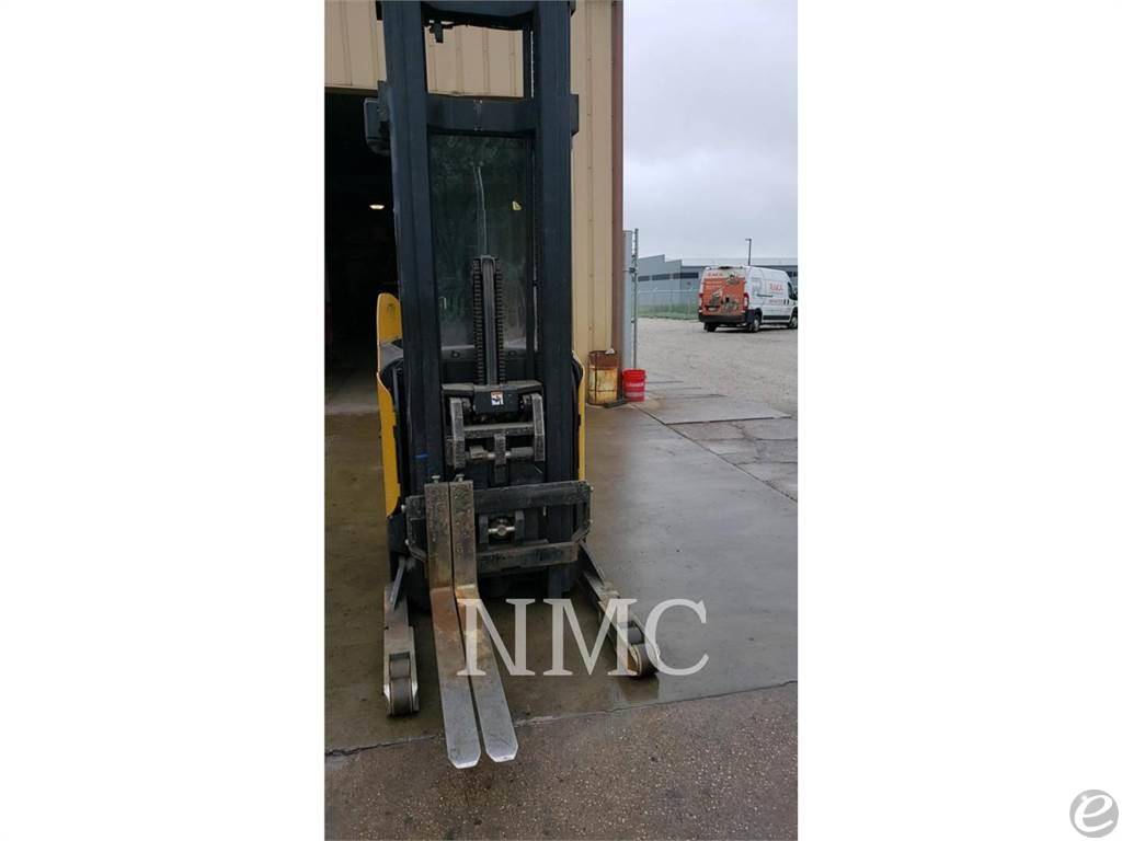 Cat NR3000_MC Electric Narrow Aisle Single Reach