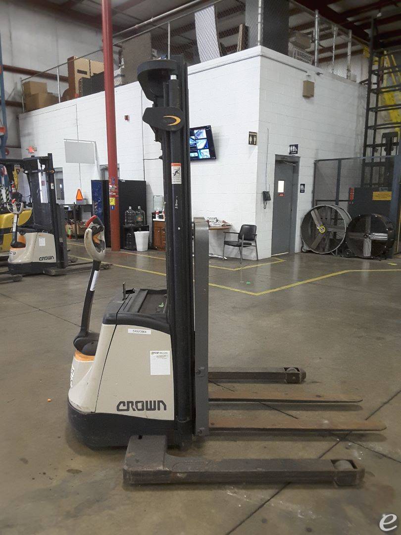 2013 Electric Crown SX3000-30 Electric Walkie Straddle Stacker