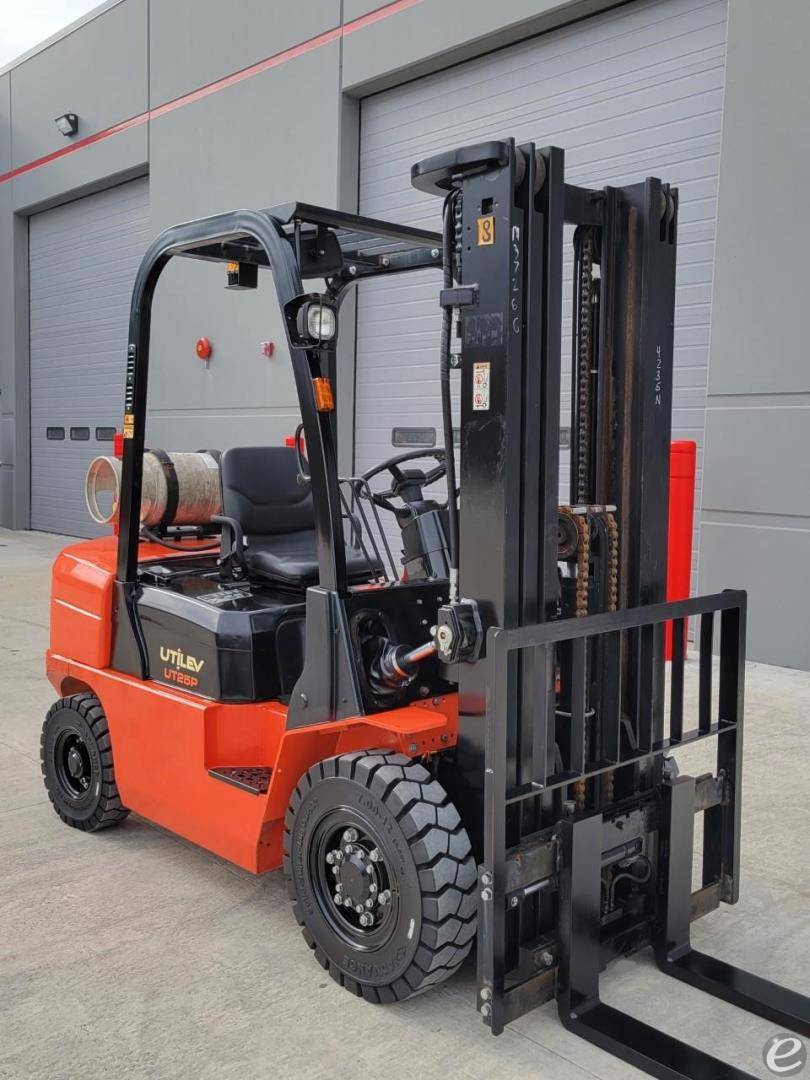 2015 Dual Fuel UTILEV UT25P Pneumatic Tire 4 Wheel Sit Down