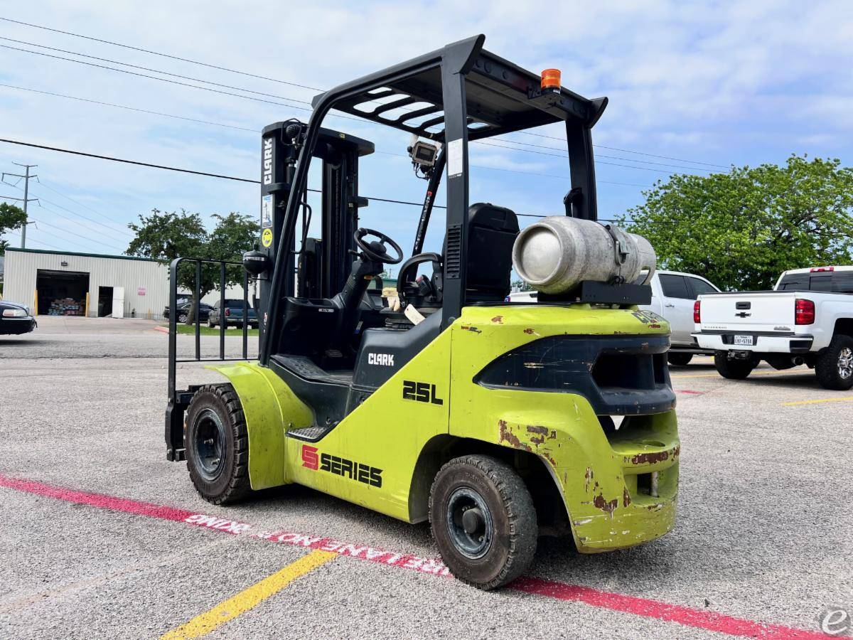 2018 LP Gas Clark S25L Pneumatic Tire 4 Wheel Sit Down