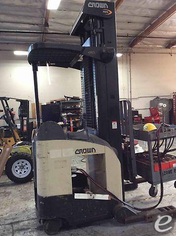 2005 Electric Crown Reach Trucks RR5220-45 - 123Forklift