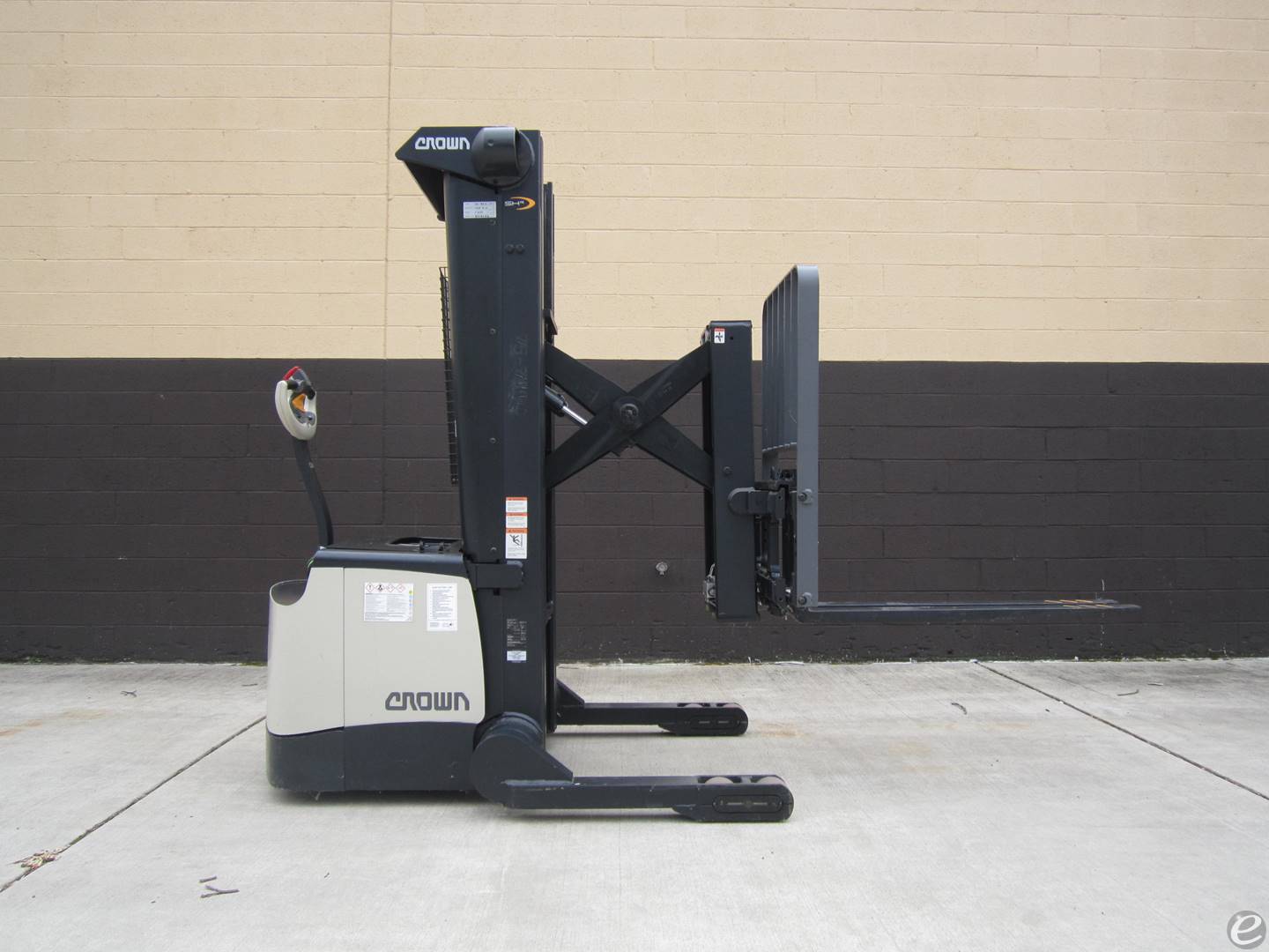 2016 Crown SHR5540-35 Electric Walkie Straddle Stacker Reach
