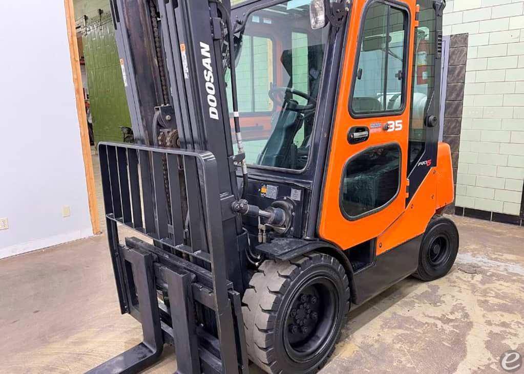 2016 LP Gas Doosan Pneumatic Tire 4 Wheel Sit Down | Eliftruck