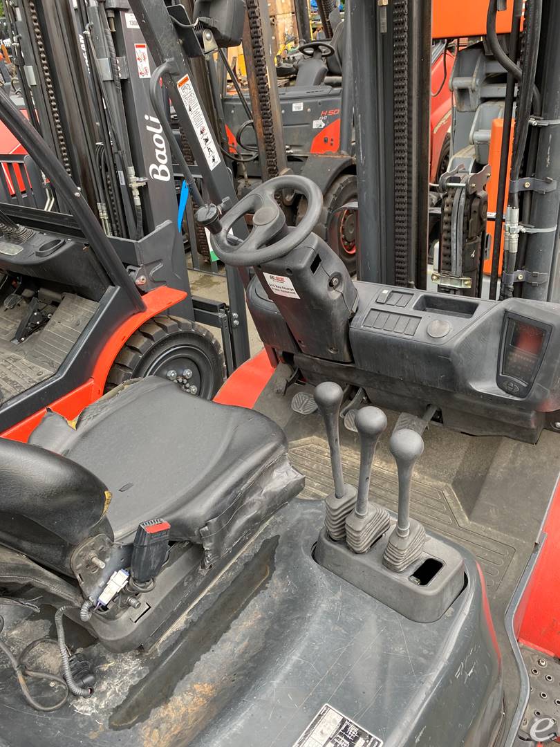 2017 LP Gas Linde HT25T Pneumatic Tire 4 Wheel Sit Down