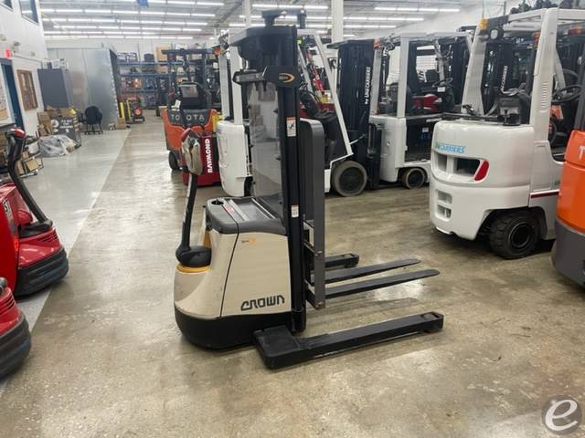 2015 Electric Crown Electric Walkie Straddle Stacker | Eliftruck