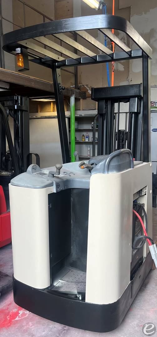 2006 Electric Crown Reach Trucks RC3020-30 - 123Forklift
