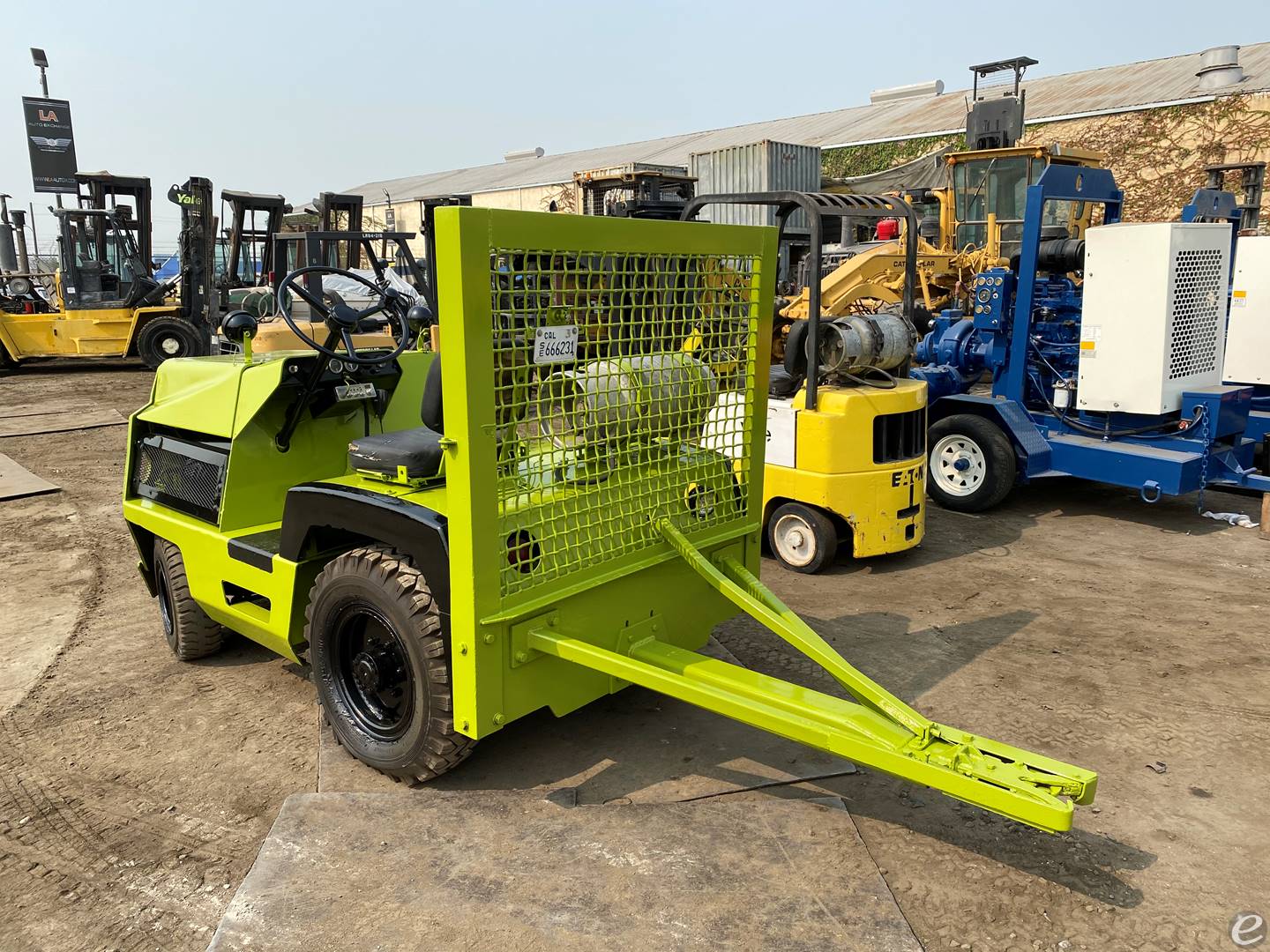 1991 LP Gas Clark Tow Tractor
