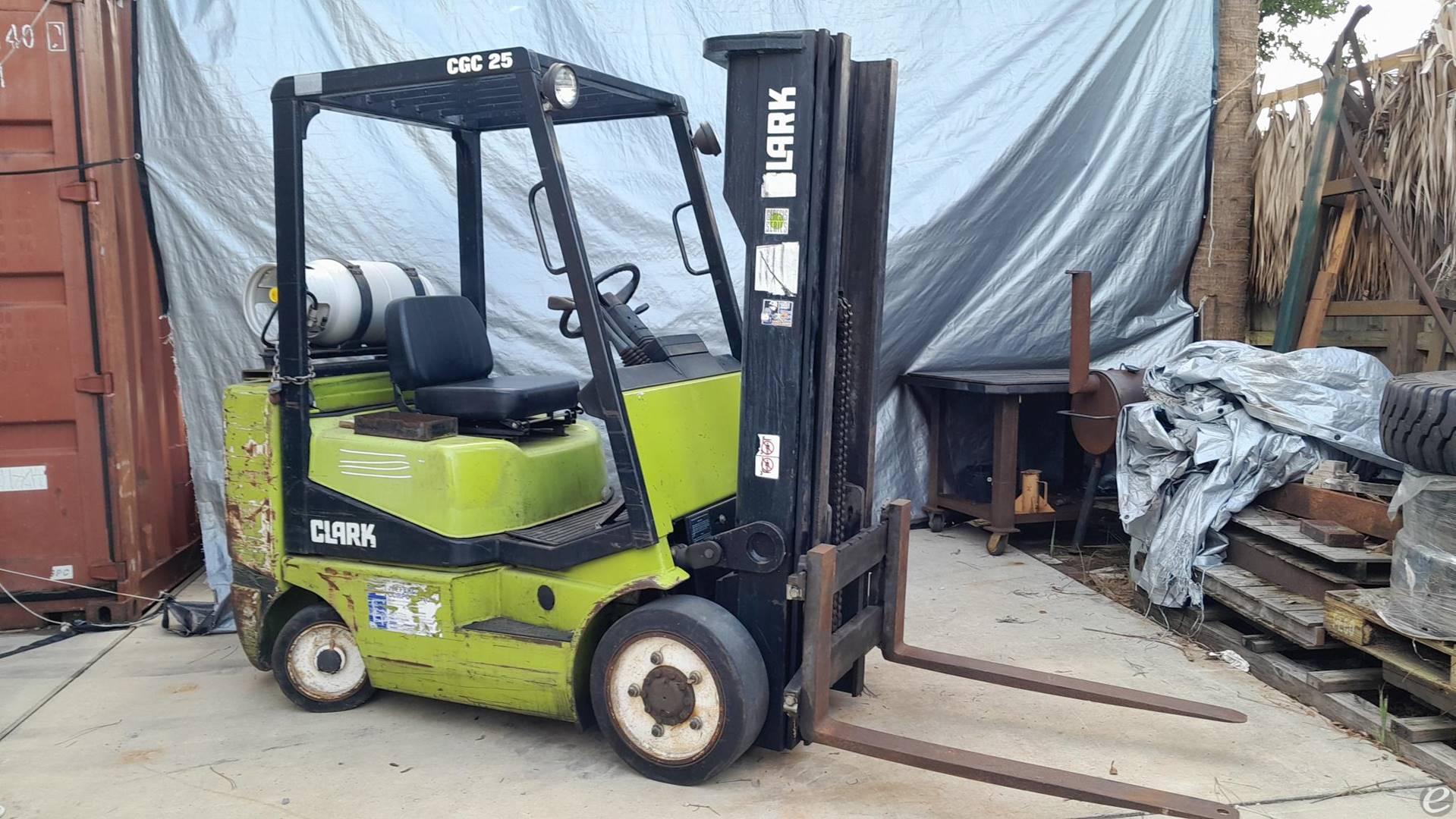 2003 LP Gas Clark CGC25 Cushion Tire 4 Wheel Sit Down (Indoor Warehouse)