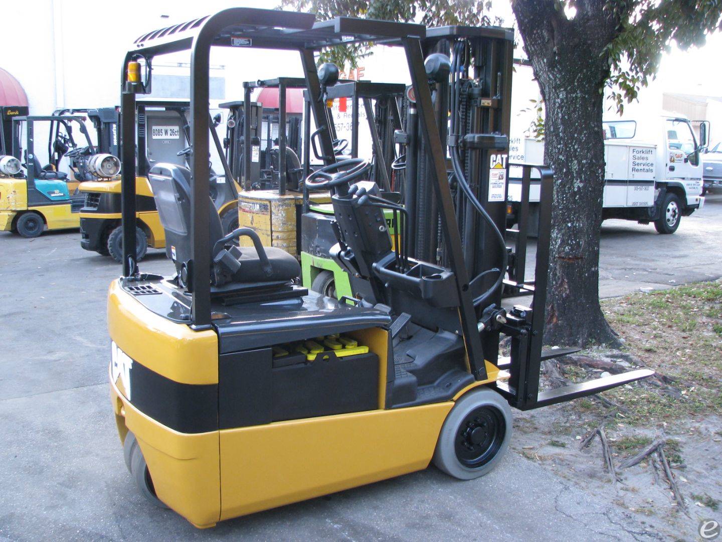2008 Electric Cat Electric 3 Wheel Sit Down | Eliftruck