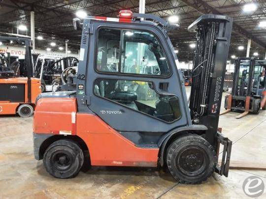 2017 LP Gas Toyota 8FGU30 Pneumatic Tire 4 Wheel Sit Down