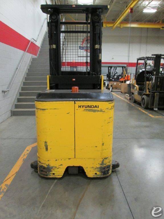 2013 Electric Hyundai Electric Order Picker | Eliftruck