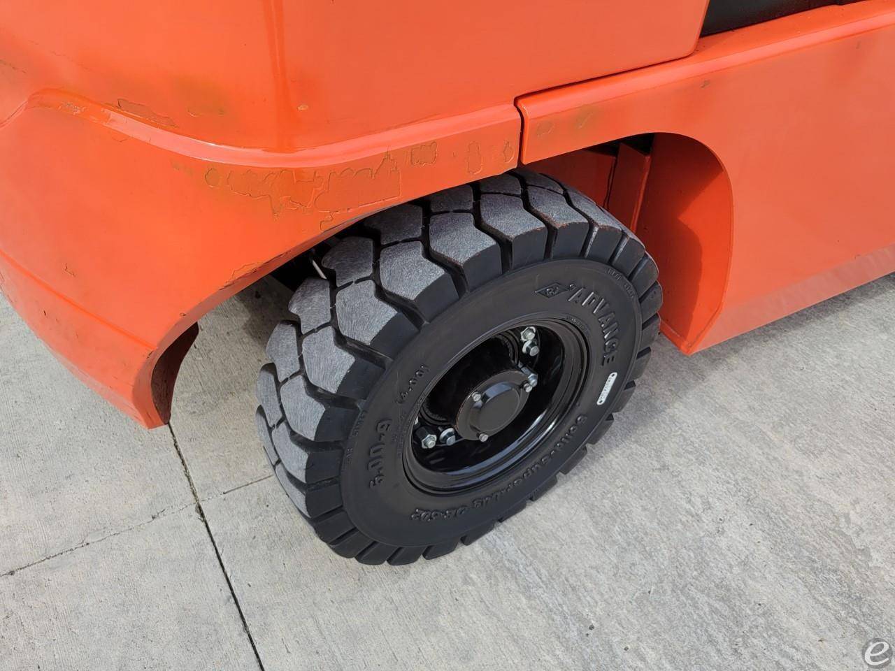 2015 Dual Fuel UTILEV UT25P Pneumatic Tire 4 Wheel Sit Down