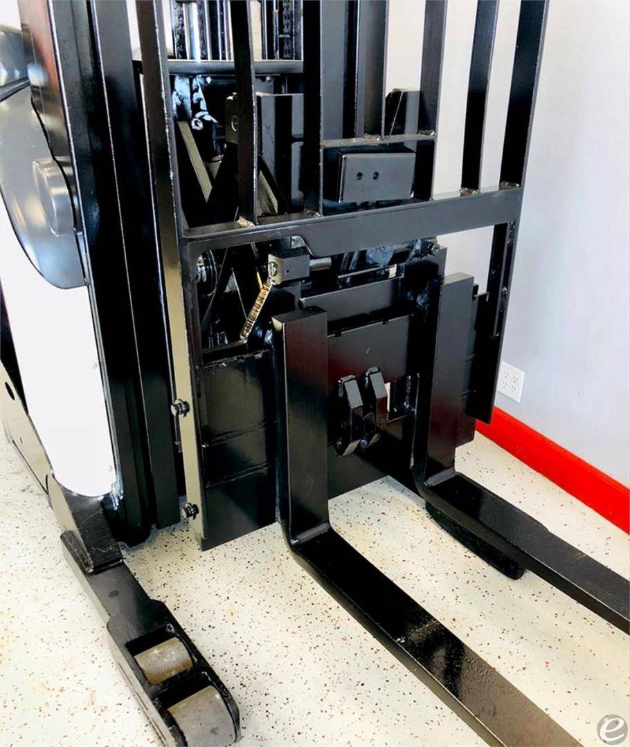 2006 Electric Crown Reach Trucks RR5220-45 - 123Forklift