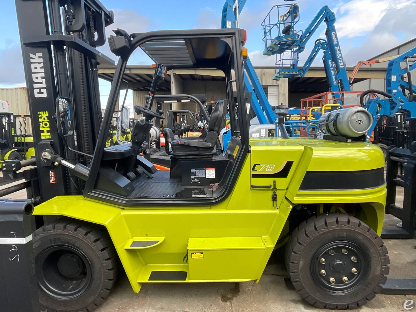 2024 LP Gas Clark Pneumatic Tire 4 Wheel Sit Down | Eliftruck