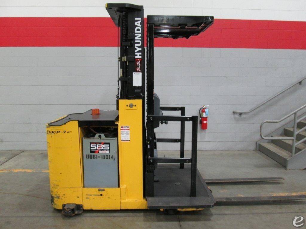 2013 Electric Hyundai Electric Order Picker | Eliftruck