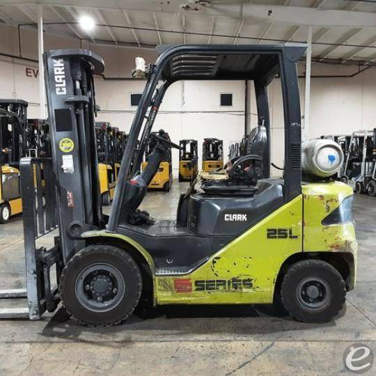 2018 LP Gas Clark S25L Pneumatic Tire 4 Wheel Sit Down