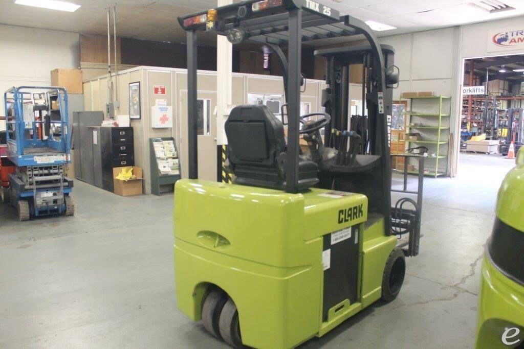 2011 Electric Clark TMX25 Electric 3 Wheel Sit Down