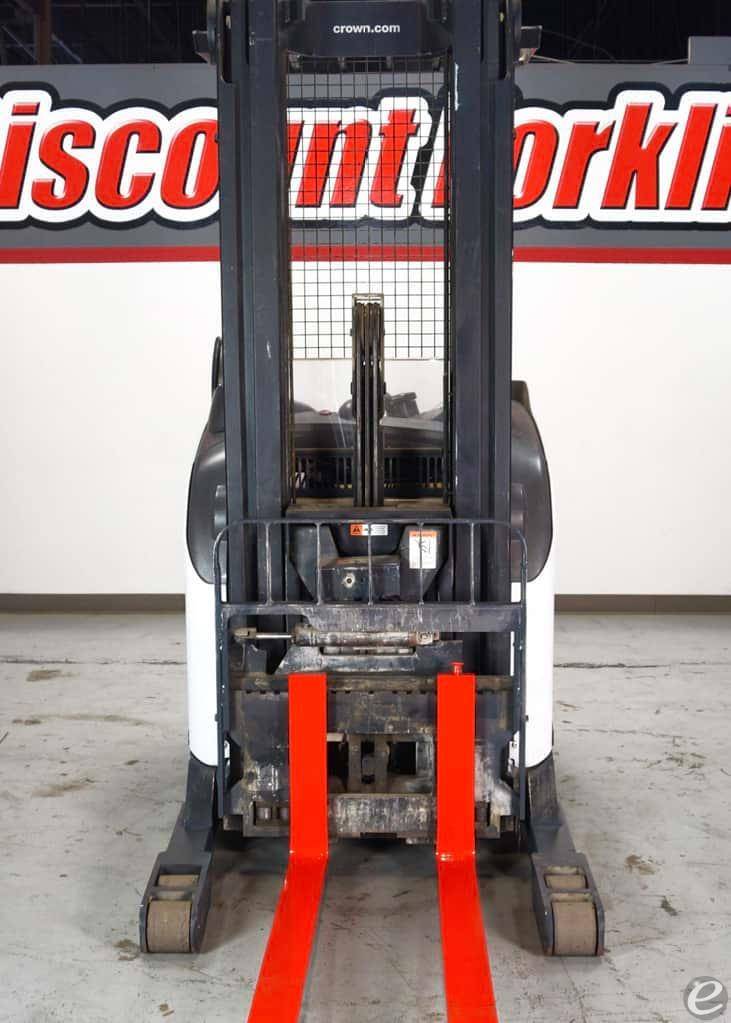 2001 Electric Crown Reach Trucks RR 5220-45 - 123Forklift