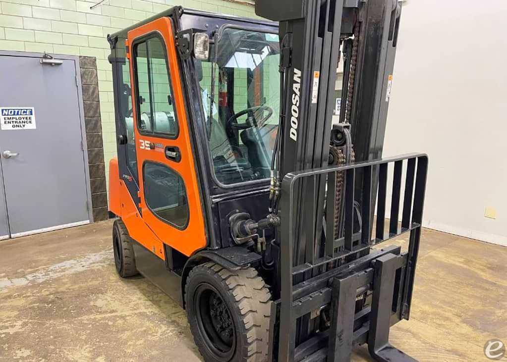 2016 LP Gas Doosan Pneumatic Tire 4 Wheel Sit Down | Eliftruck