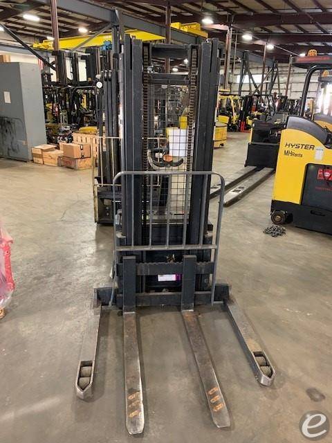 Electric Crown WS2000 Electric Walkie Straddle Stacker