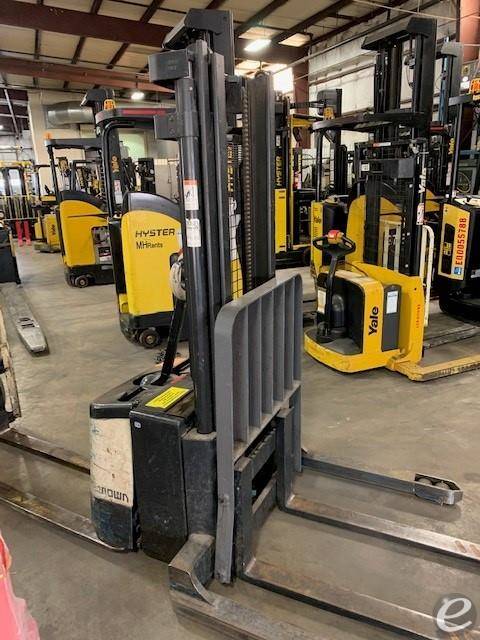 Electric Crown WS2000 Electric Walkie Straddle Stacker