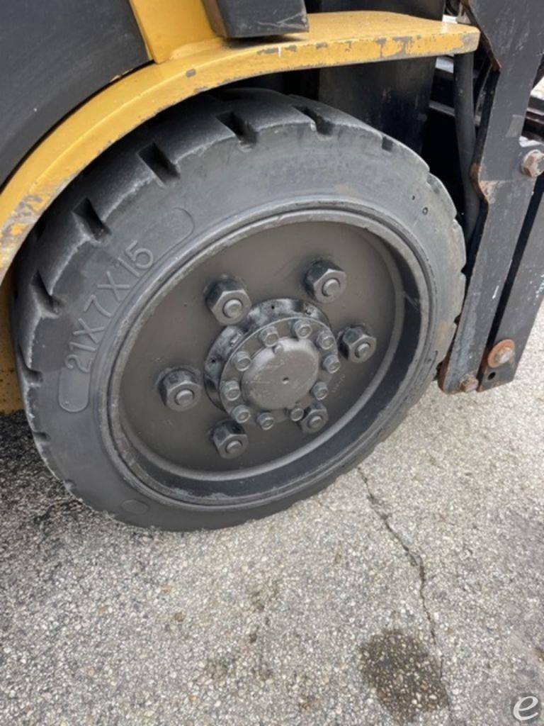 2001 LP Gas Cat GC25K Cushion Tire 4 Wheel Sit Down (Indoor Warehouse)