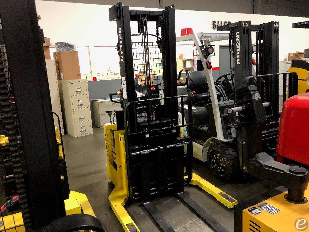 1998 Electric Hyster W30XTR Electric Walkie Stand Up Center Control