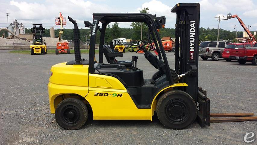 2014 Diesel Hyundai 35D-9A Pneumatic Tire 4 Wheel Sit Down