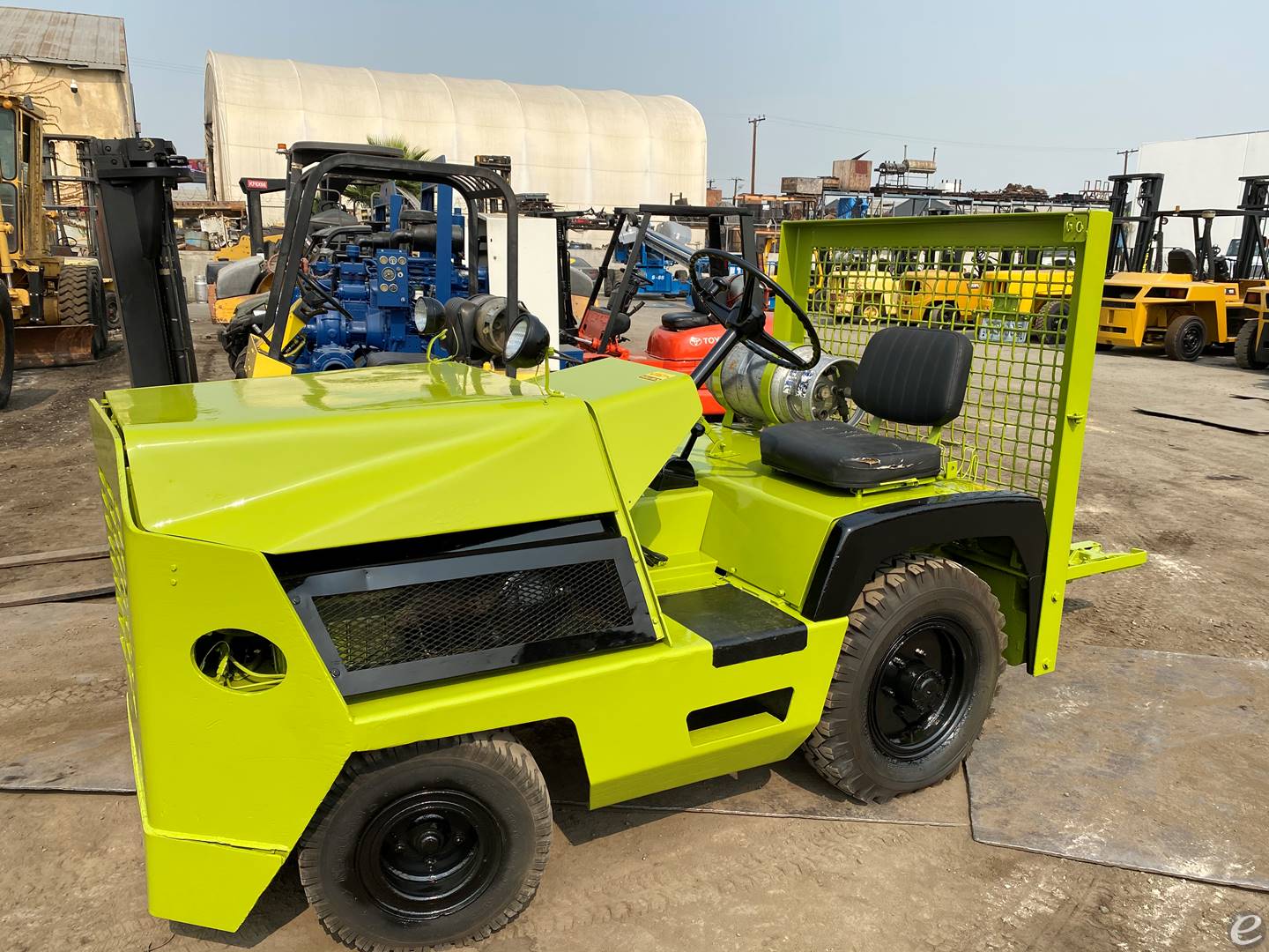1991 LP Gas Clark Tow Tractor