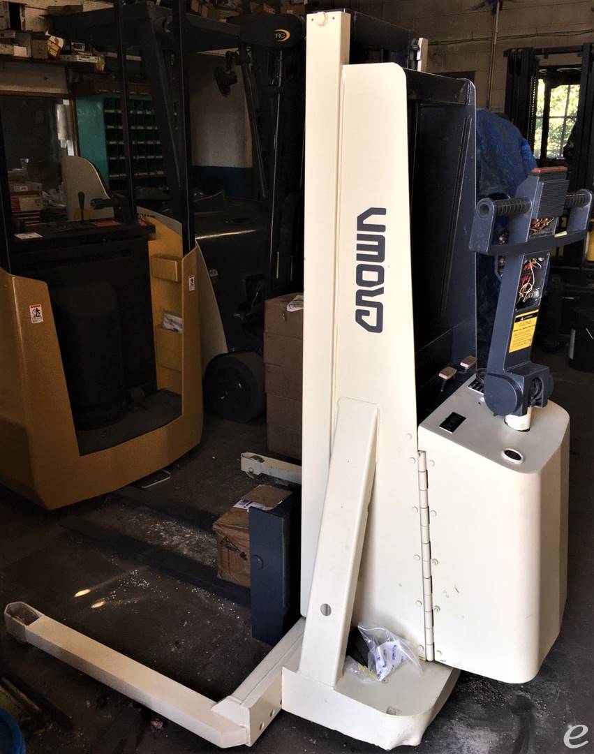 Crown Electric Walkie Straddle Stacker | Eliftruck